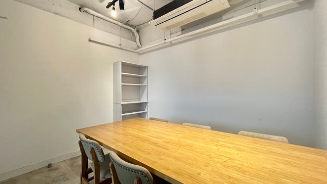 【渋谷・表参道・青山】6名様までのミーティングにご利用可能。静かな環境での打ち合わせに適したデザイナーズ会議室。モニター付。の写真2