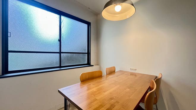【渋谷・表参道・青山】4名様までの少人数でのミーティングにご利用可能なデザイナーズ会議室。青山学院大学のすぐそば。の写真1