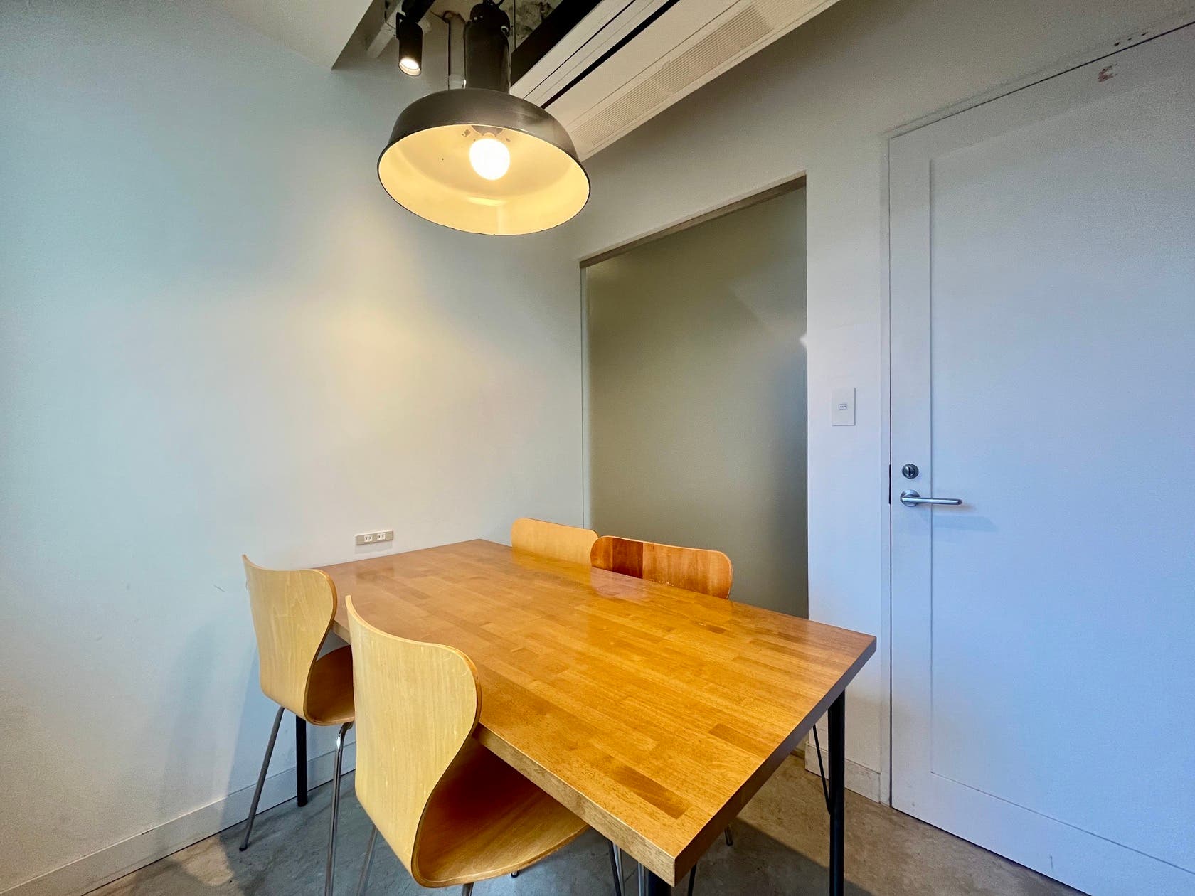 【渋谷・表参道・青山】4名様までの少人数でのミーティングにご利用可能なデザイナーズ会議室。青山学院大学のすぐそば。の写真2