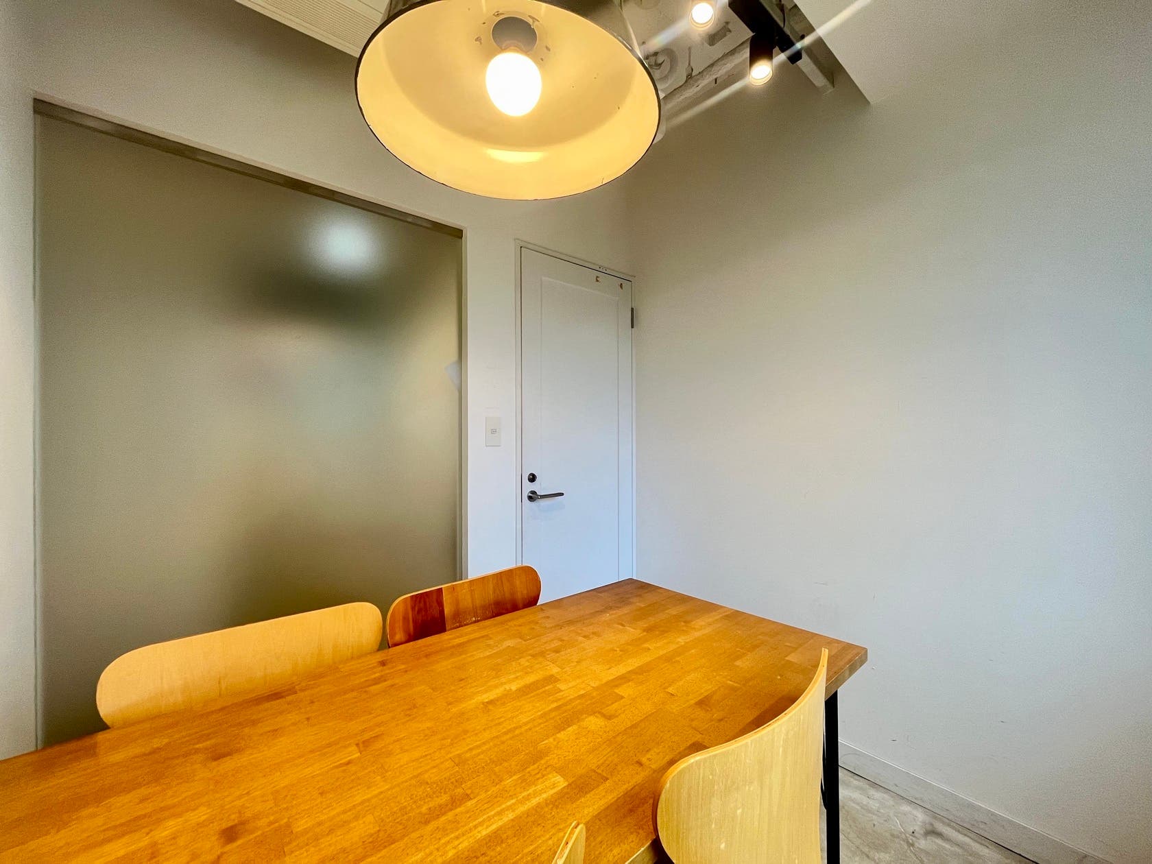 【渋谷・表参道・青山】4名様までの少人数でのミーティングにご利用可能なデザイナーズ会議室。青山学院大学のすぐそば。の写真3