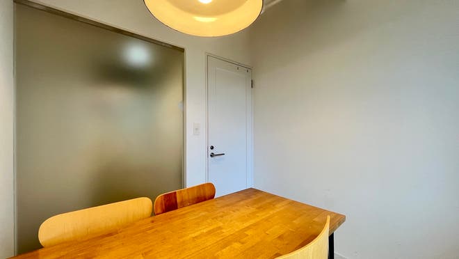 【渋谷・表参道・青山】4名様までの少人数でのミーティングにご利用可能なデザイナーズ会議室。青山学院大学のすぐそば。の写真3