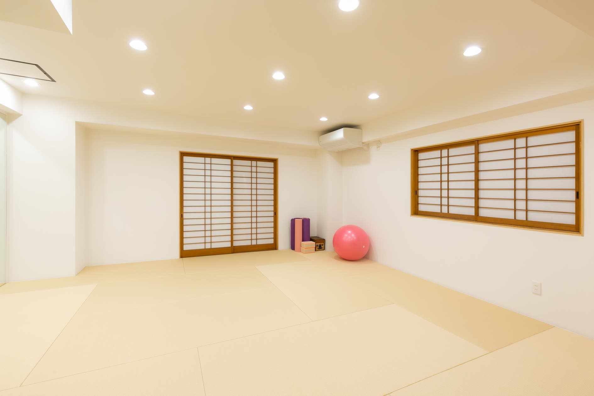 【一棟貸スタジオ/1F2F合わせて約100平】自然光が入るデザイン空間でヨガや武道など少人数フィットネスや２Fでミニパーティなどの写真5