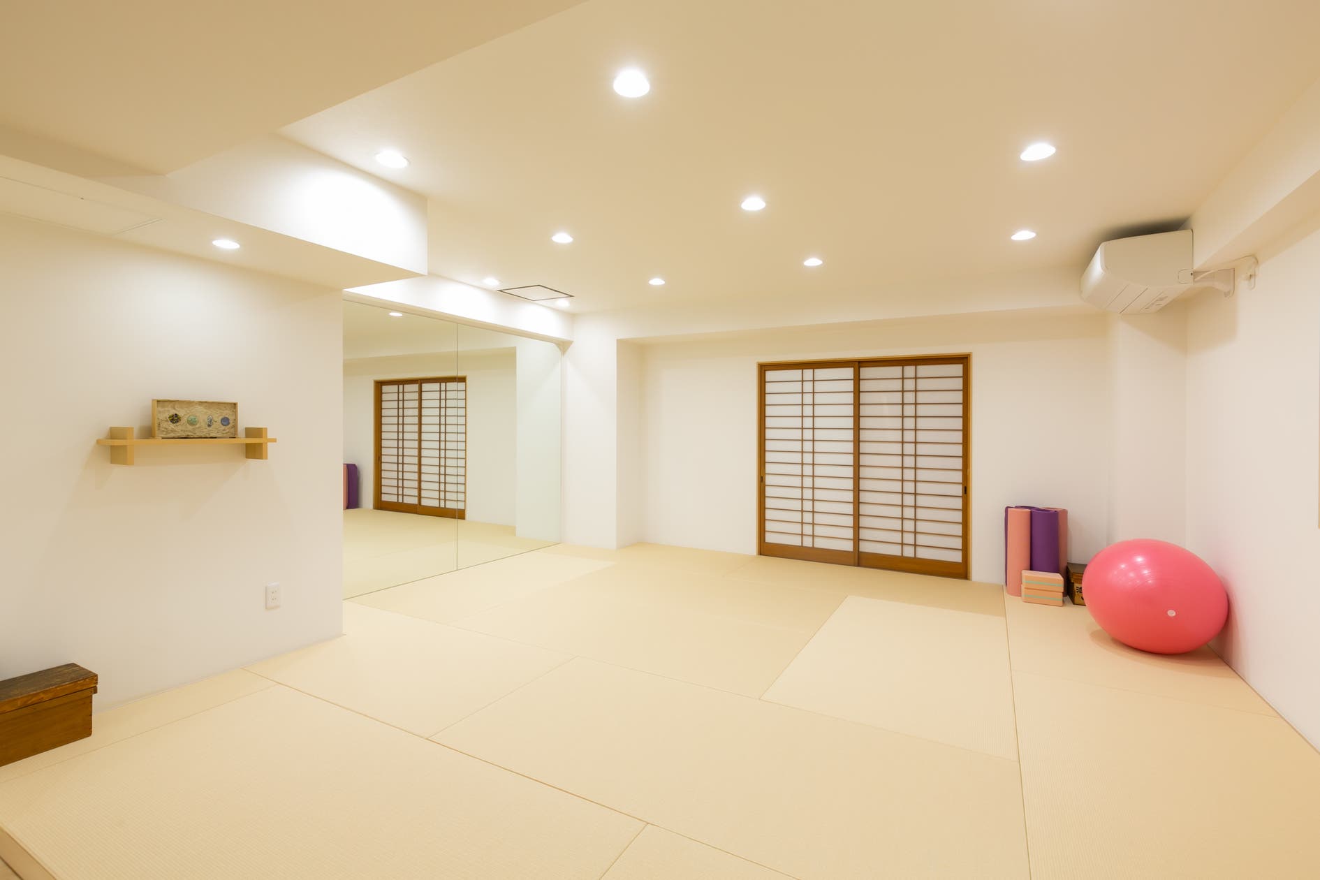 【一棟貸スタジオ/1F2F合わせて約100平】自然光が入るデザイン空間でヨガや武道など少人数フィットネスや２Fでミニパーティなどの写真6