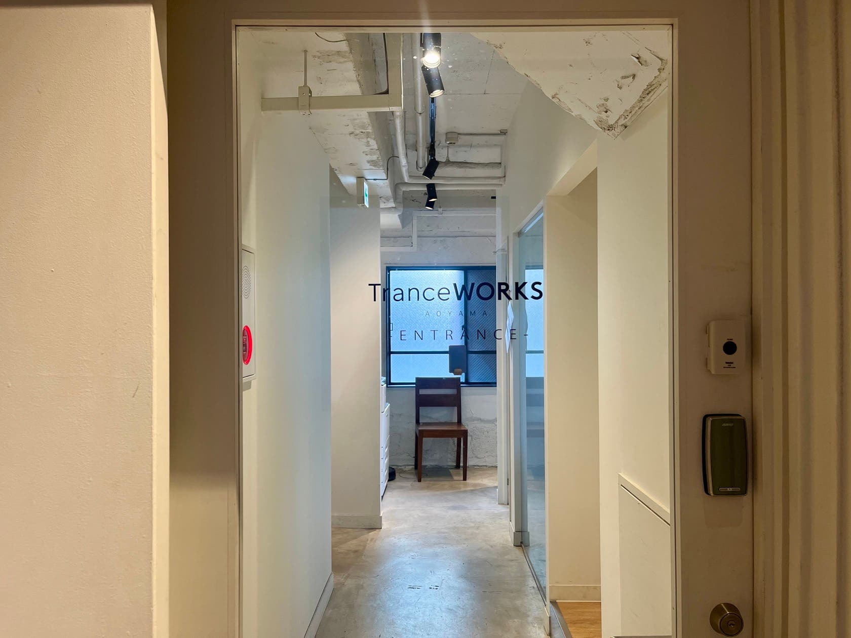 【渋谷・表参道・青山】6名様までのミーティングにご利用可能。静かな環境での打ち合わせに適したデザイナーズ会議室。モニター付。の写真6