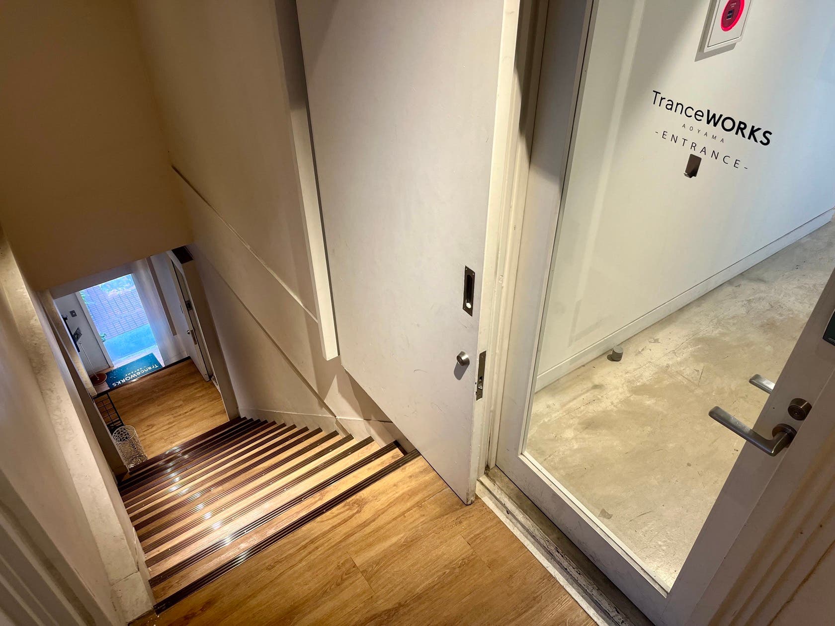 【渋谷・表参道・青山】6名様までのミーティングにご利用可能。静かな環境での打ち合わせに適したデザイナーズ会議室。モニター付。の写真5