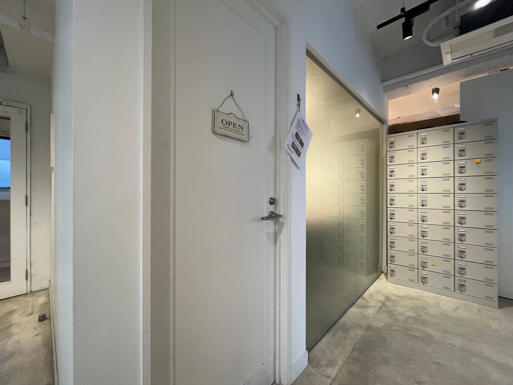 【渋谷・表参道・青山】6名様までのミーティングにご利用可能。静かな環境での打ち合わせに適したデザイナーズ会議室。モニター付。の写真7