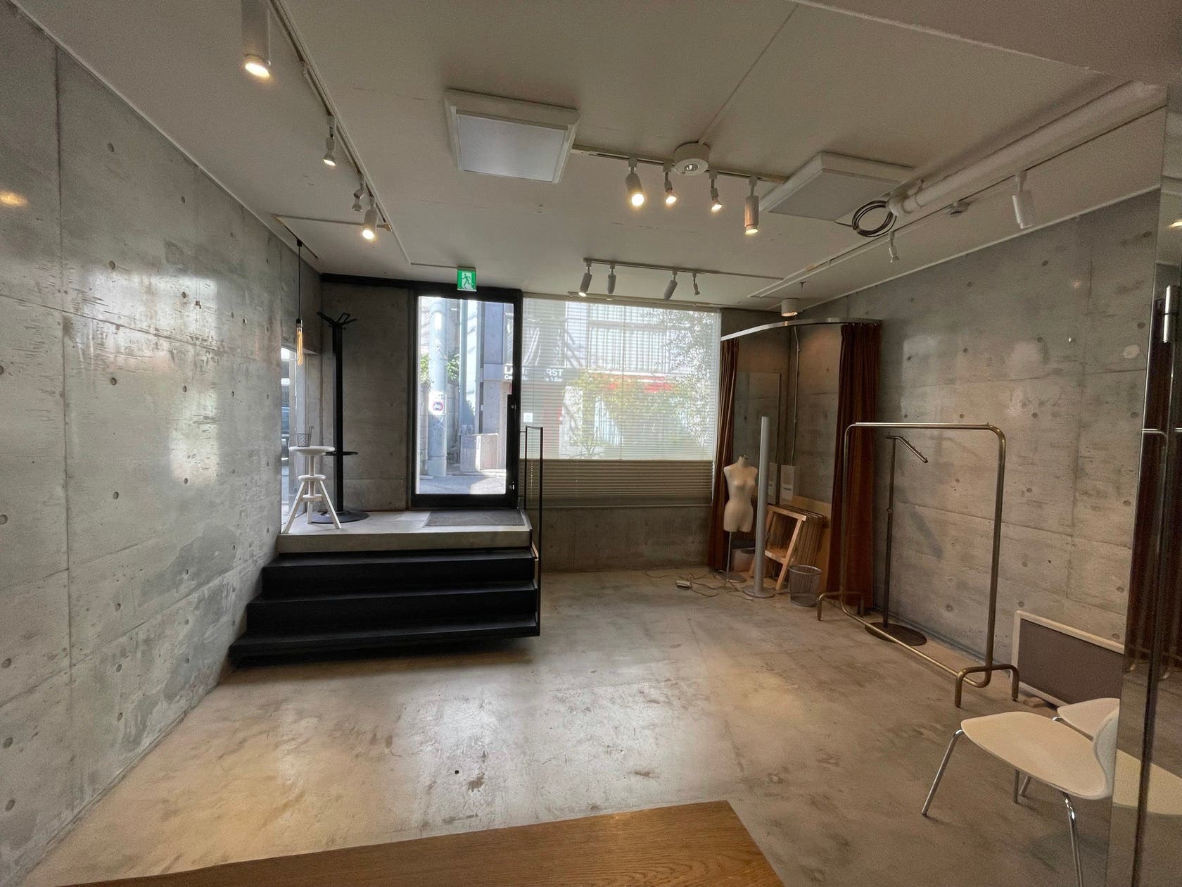 【中目黒駅2分】大きなガラス張りのウィンドウが特徴のビル1階路面店スペースの写真7