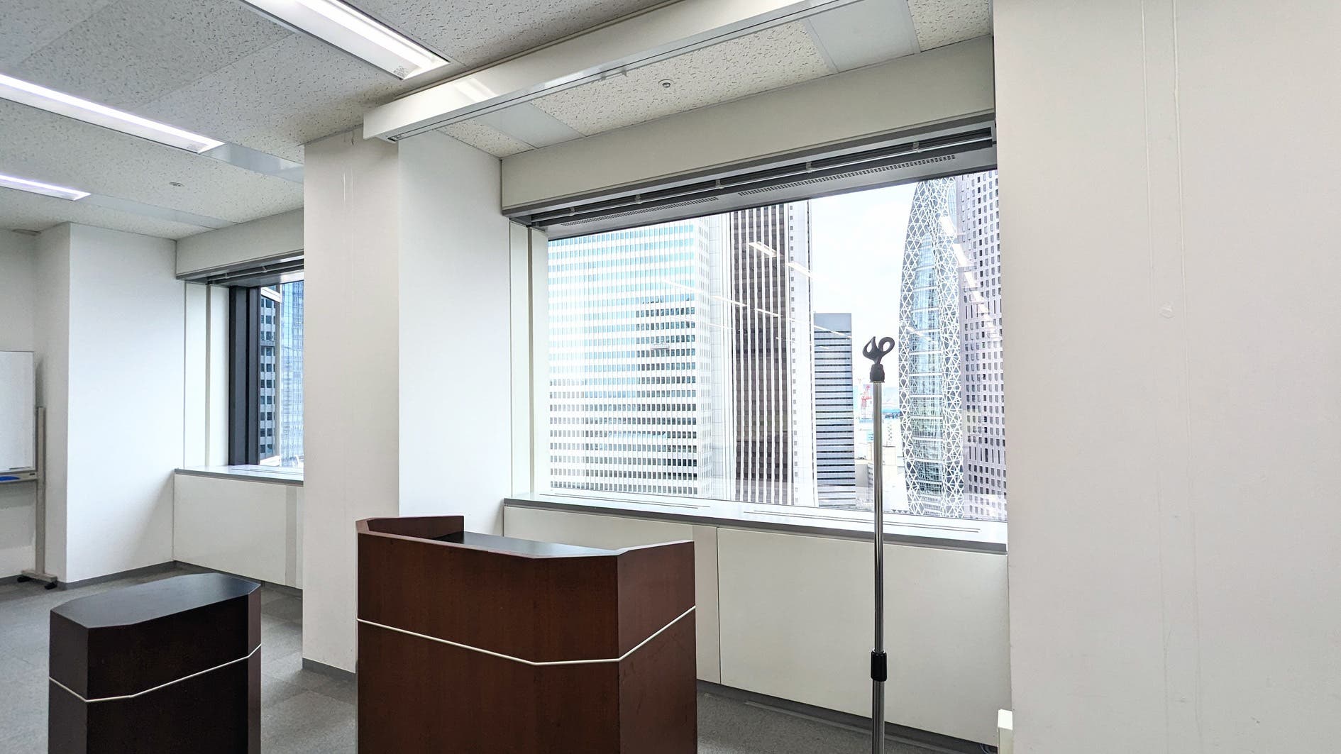 【西新宿駅直結/新宿アイランドタワー】108名対応／受付・天井プロジェクター・モニターあり／研修、講演会、セミナー、試験会場にの写真8