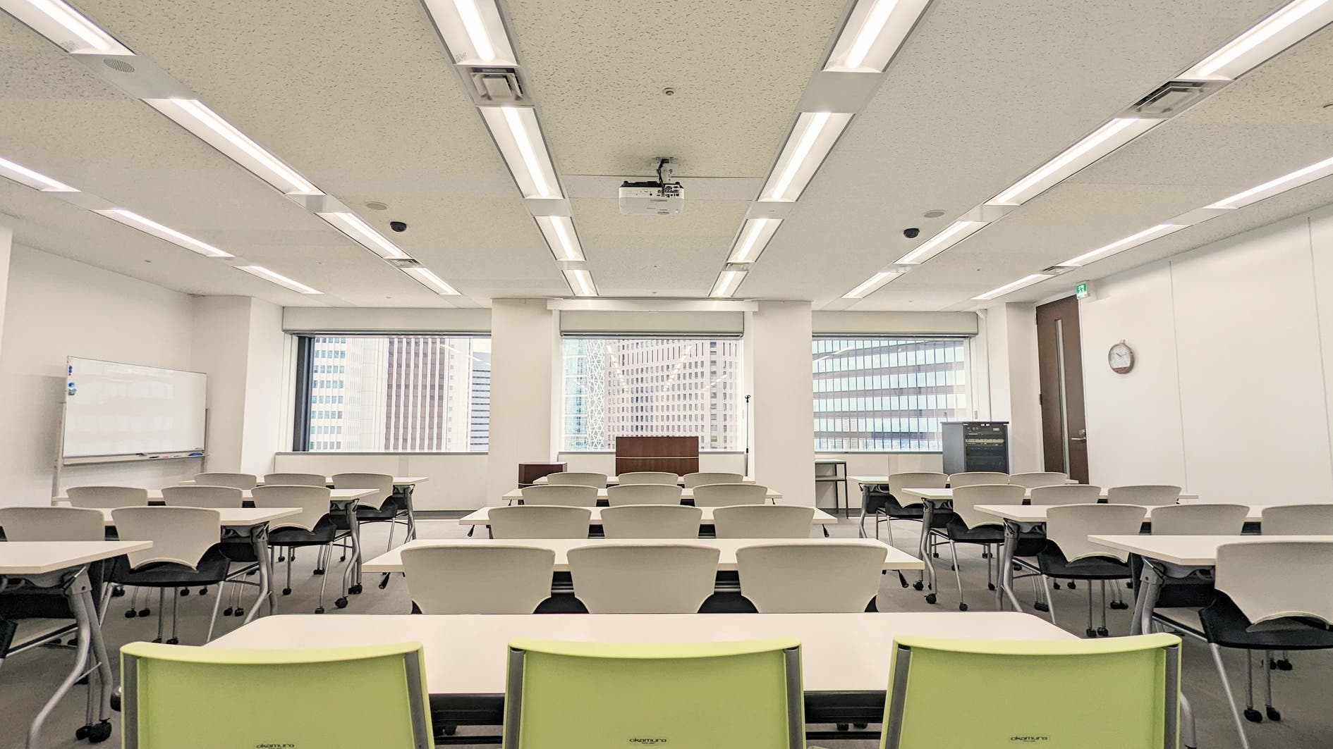 【西新宿駅直結/新宿アイランドタワー】108名対応／受付・天井プロジェクター・モニターあり／研修、講演会、セミナー、試験会場にの写真9