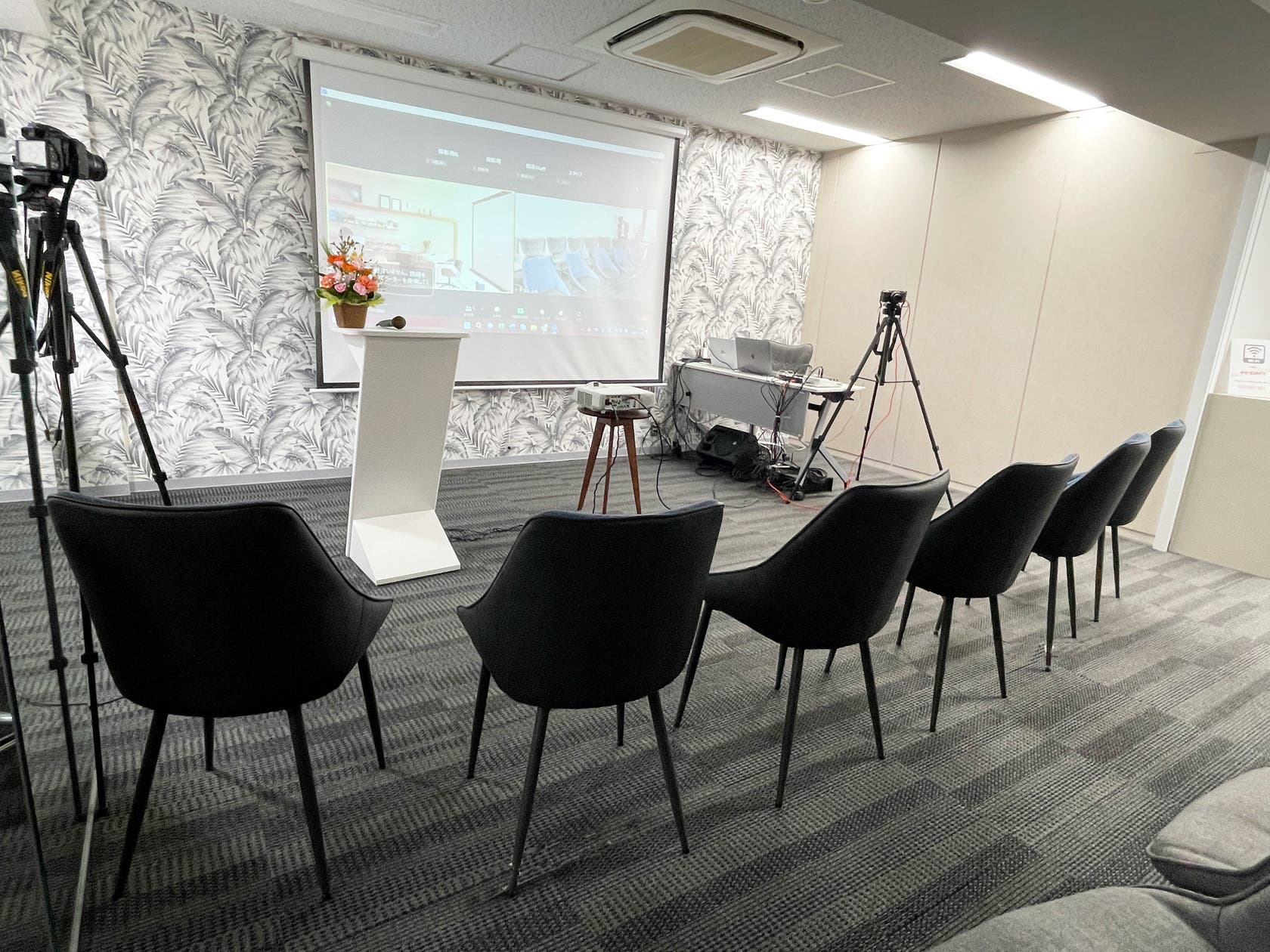 【銀座駅他2駅から3分・松屋近く】15名着席/社内MTG・研修・イベント・同窓会などに最適/飲酒飲食OK/オシャレ＆カジュアル！の写真8