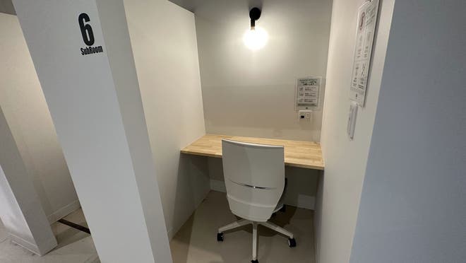 北上尾駅徒歩11分!【¥770/1h!無料駐車場あり!】フリードリンク付き セミブース⑥(半個室)の写真1