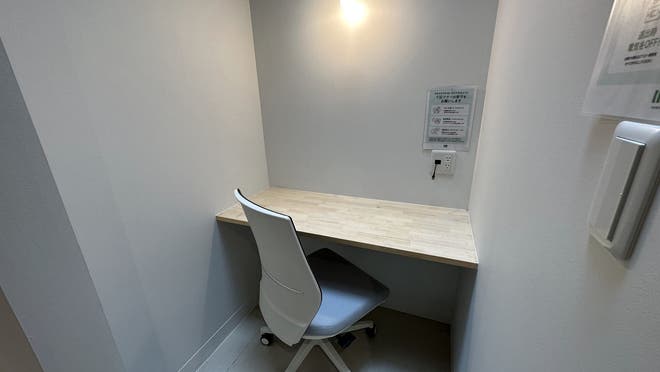 北上尾駅徒歩11分!【¥770/1h!無料駐車場あり!】フリードリンク付き セミブース⑧(半個室)の写真1