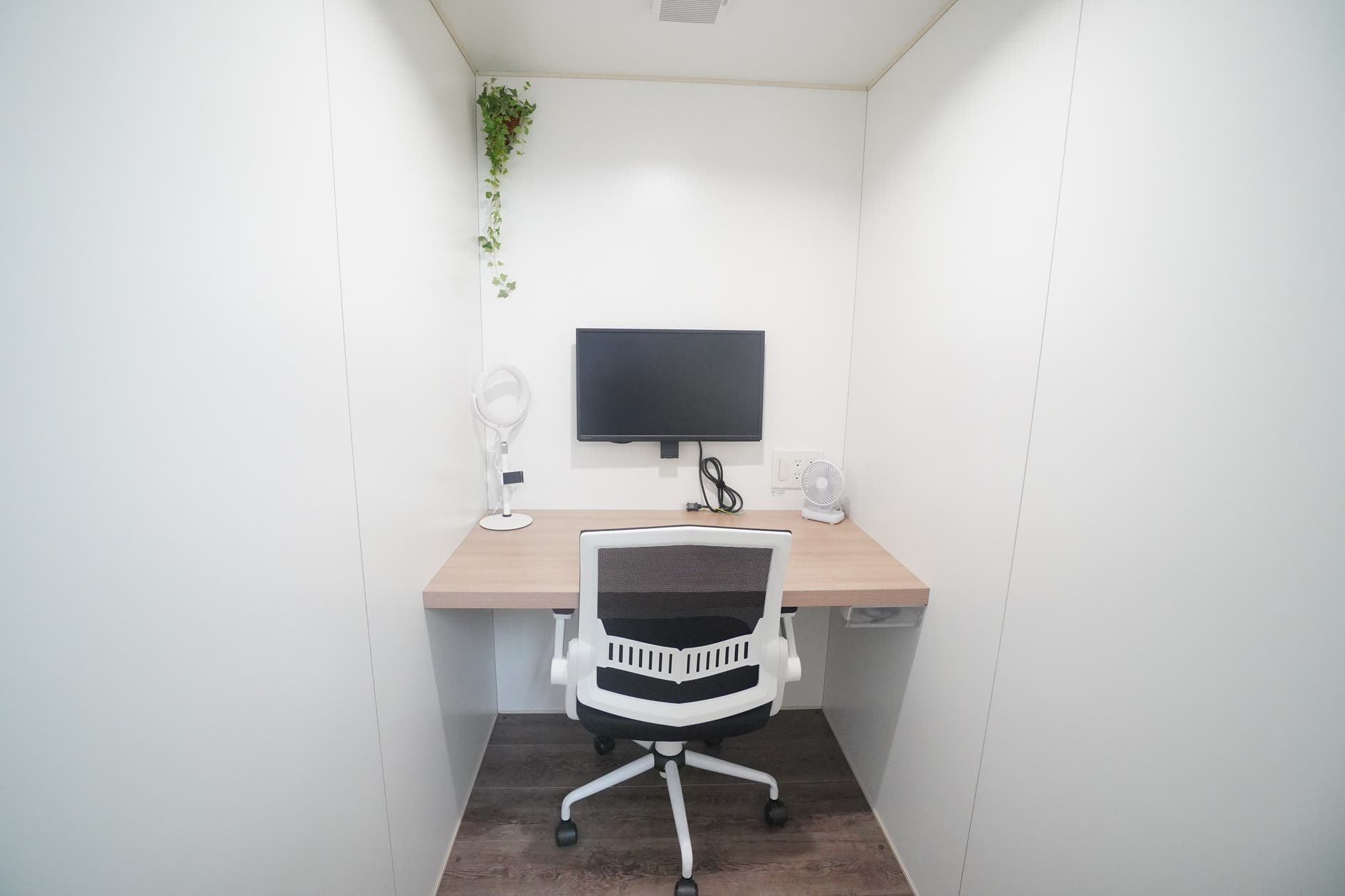 ＜PaO Work 新宿No.1＞完全個室ワークブース💼光回線高速Wi-Fi📶モニター🖥テレワーク/ZOOM/面接/自習/作業の写真1