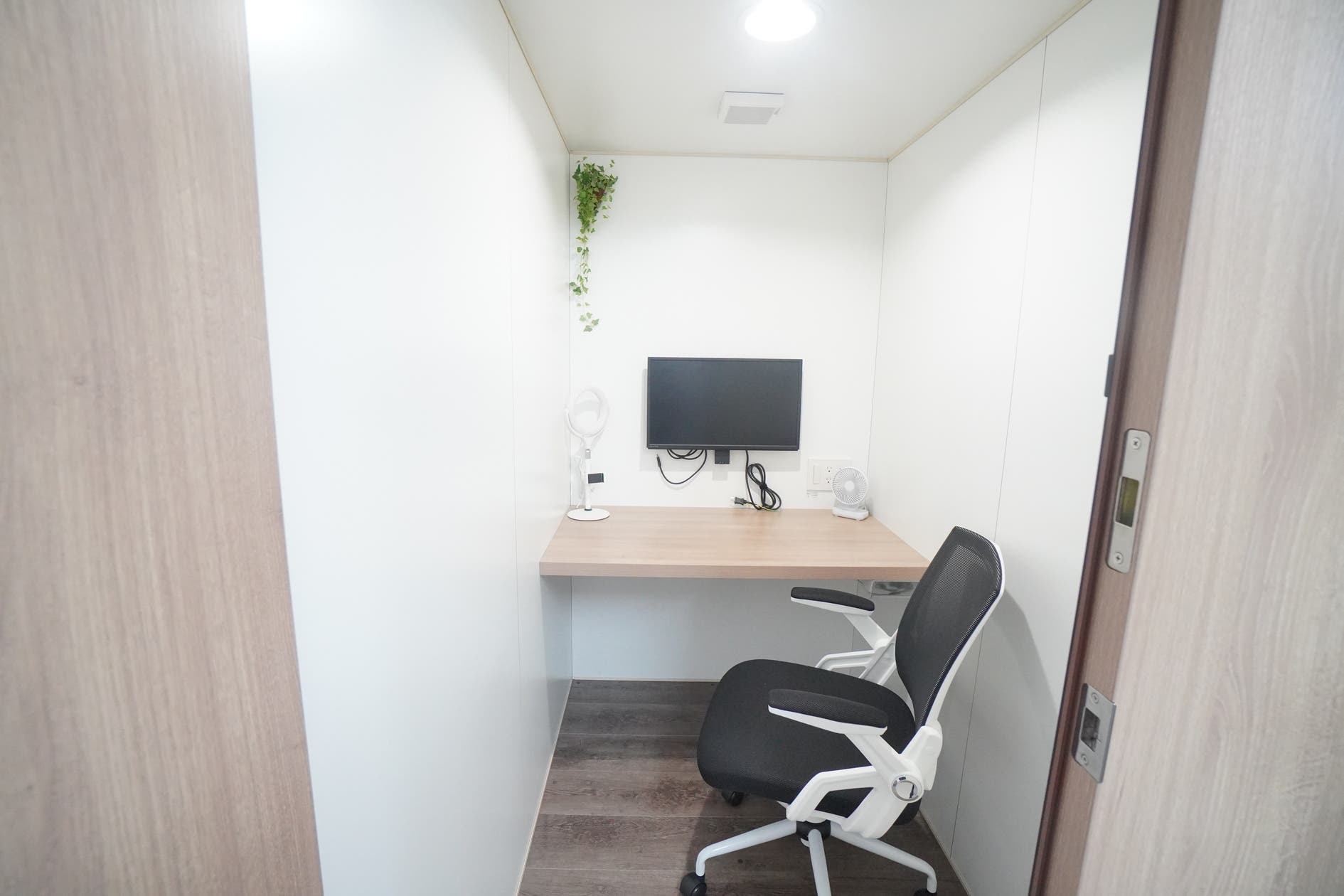 ＜PaO Work 新宿No.2＞完全個室ワークブース💼光回線高速Wi-Fi📶モニター🖥テレワーク/ZOOM/面接/自習/作業の写真6