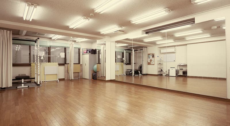 【横浜駅1号店】ダンスができるレンタルスタジオ/幅5.3ｍ、高さ2ｍの大型鏡、フローリング