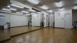 【横浜駅1号店】ダンスができるレンタルスタジオ/幅5.3m、高さ2mの大型鏡、フローリングの写真4