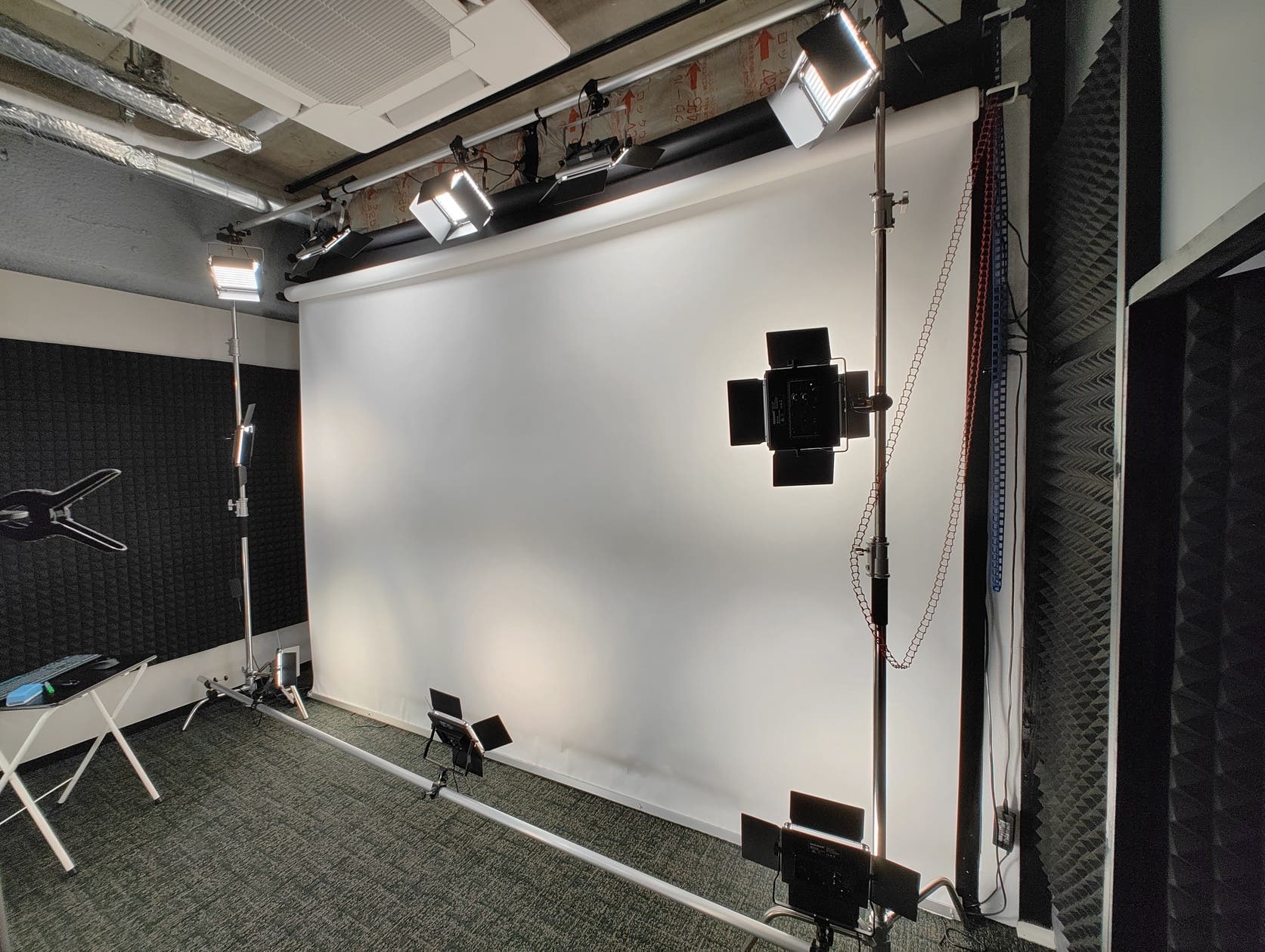 プロ用機材で誰でも簡単に動画を撮影、配信可能！カメラ、マイク、照明、クロマキー、機材は全て揃っています！の写真8