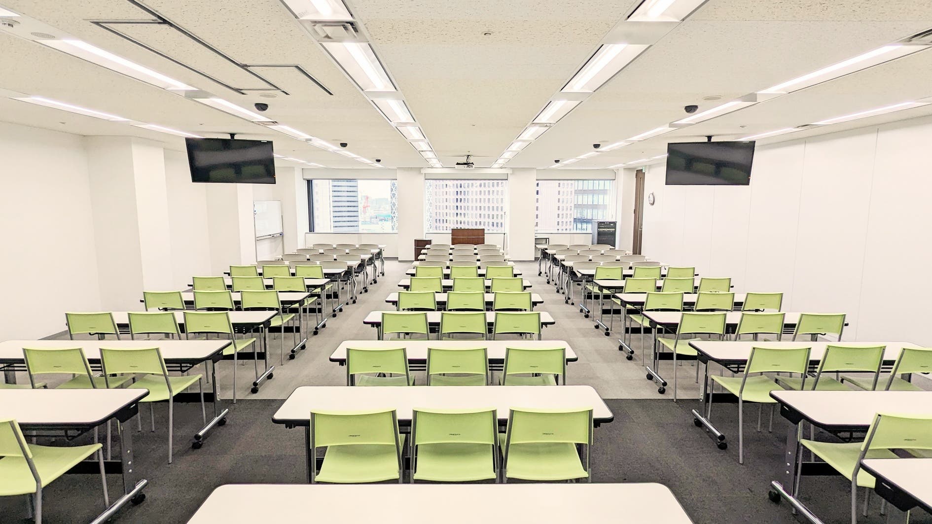 【西新宿駅直結/新宿アイランドタワー】108名対応／受付・天井プロジェクター・モニターあり／研修、講演会、セミナー、試験会場にの写真1