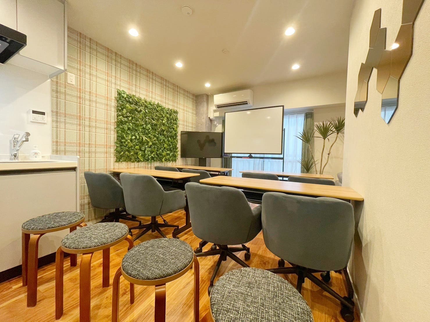 【中野駅徒歩3分！12名利用可！】高速光WiFi・大型モニター・ホワイトボード全て無料！ふれあい貸し会議室 中野Aの写真5