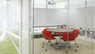 【九段下駅徒歩30秒】6名まで利用可能のミーティングルーム(Wifi、ホワイトボード、プロジェクター、モニター利用可能)の写真1