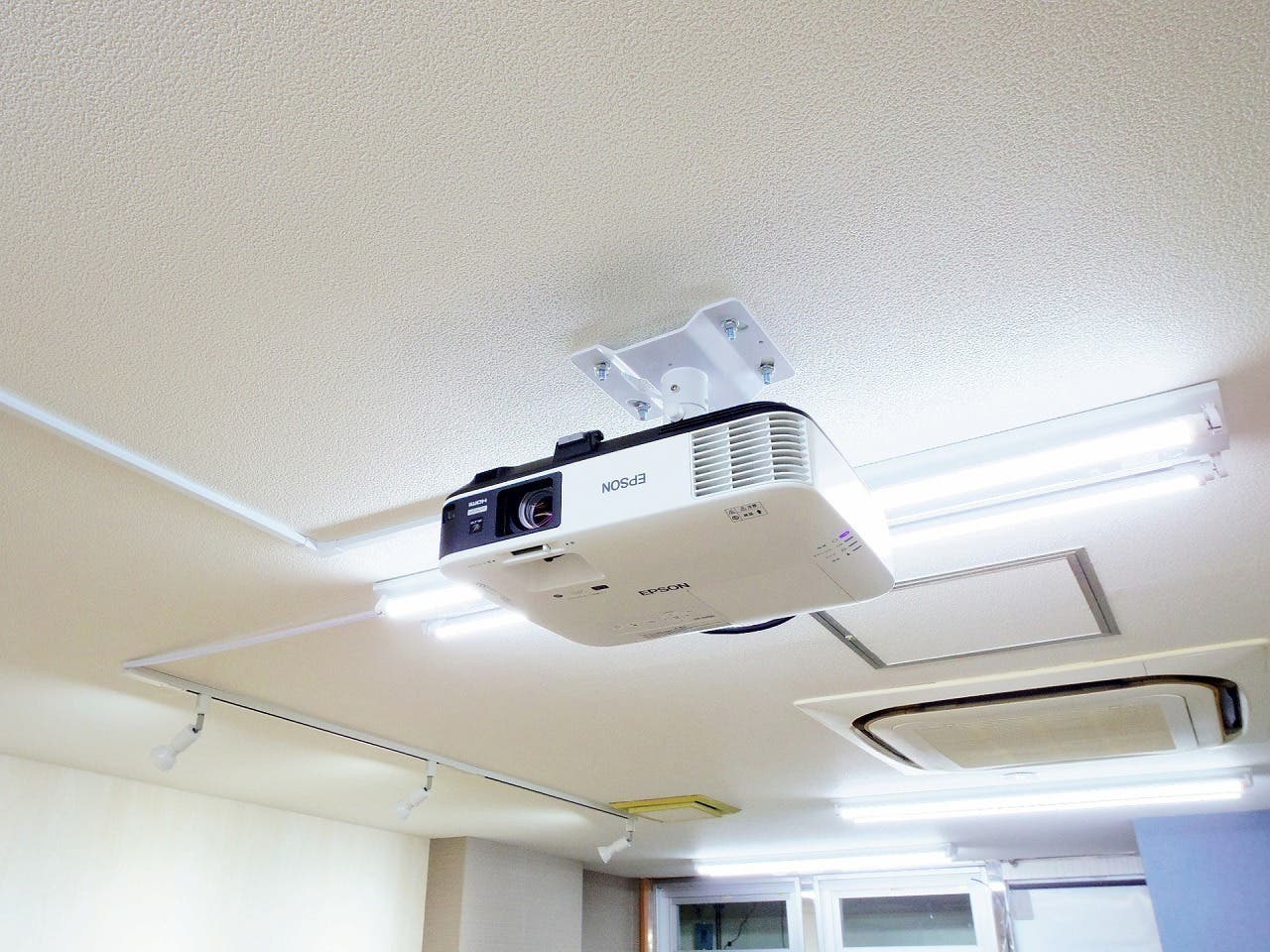 高輝度プロジェクター＋専用120型スクリーンの画像1