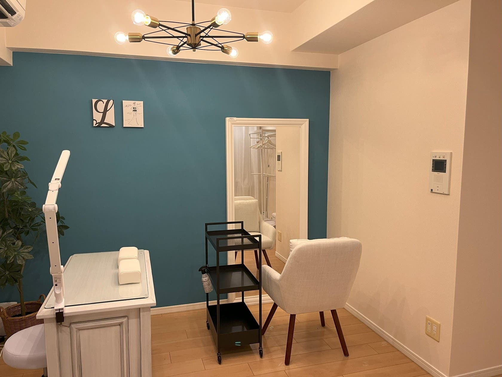 【NAIL ROOM】各線梅田駅徒歩7分 | UV/LEDライト・防水シート無料！ | ネイル・ヘアメイクなどの写真3