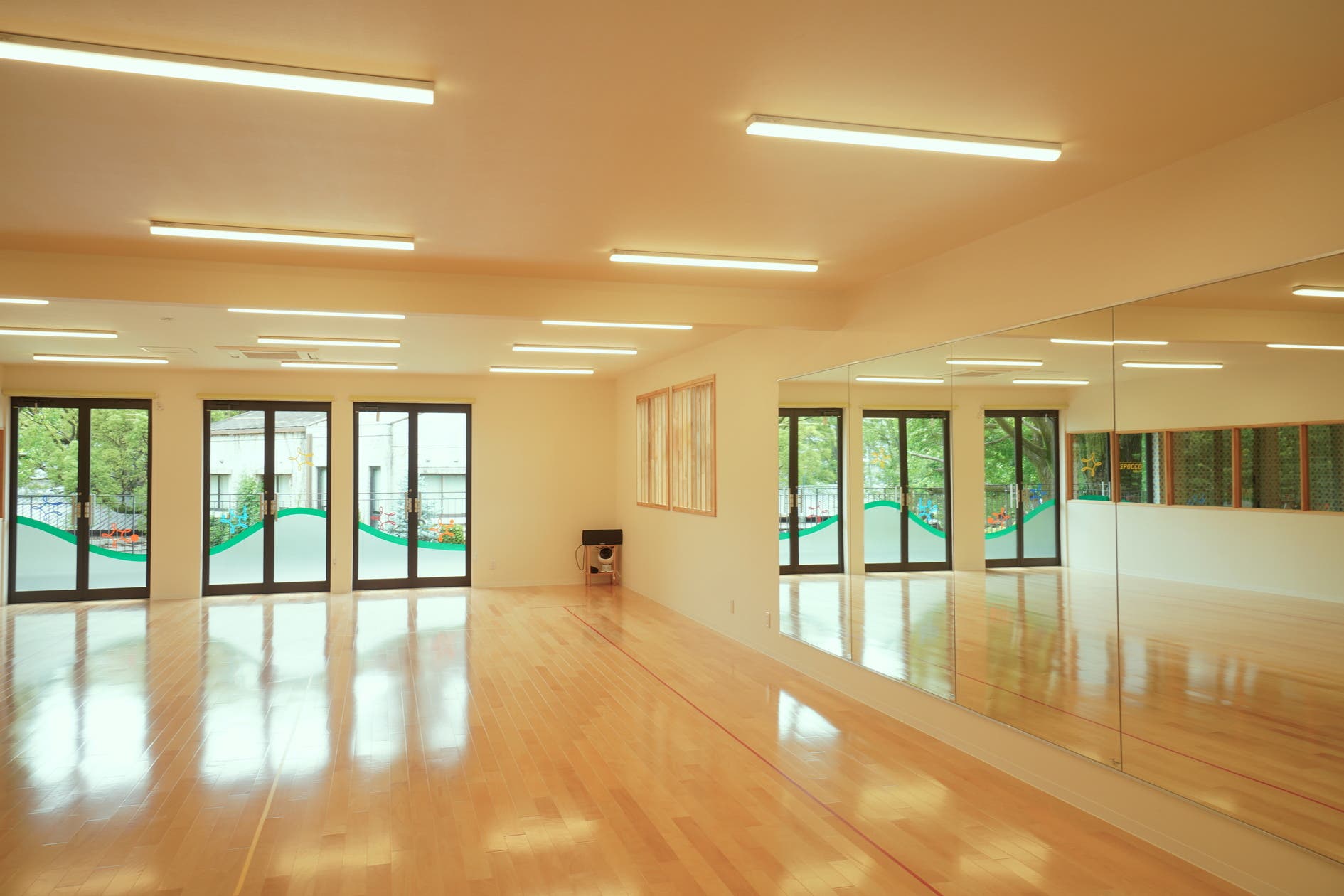 ＜レンタルスタジオSPOCCO鶴舞公園＞ツルマガーデン内🌳更衣室👗大型パネルミラー🧘‍♀️Wi-Fi📶の写真5