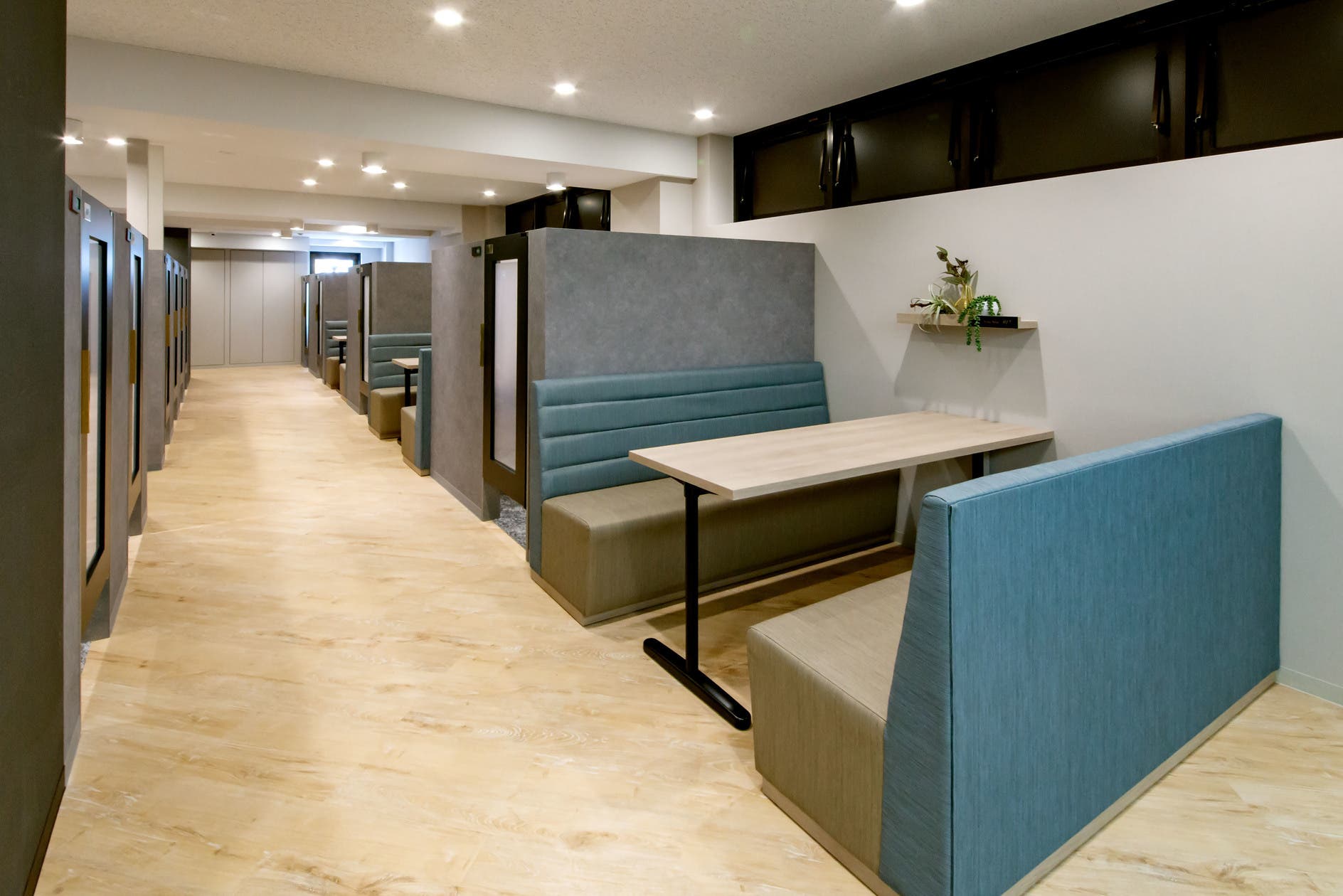 ソファ席(1～4名)No.17/【大宮駅2分】3~4月値下げ中✨24h営業✨勉強・Web会議✨フリードリンク/WiｰFiの写真1