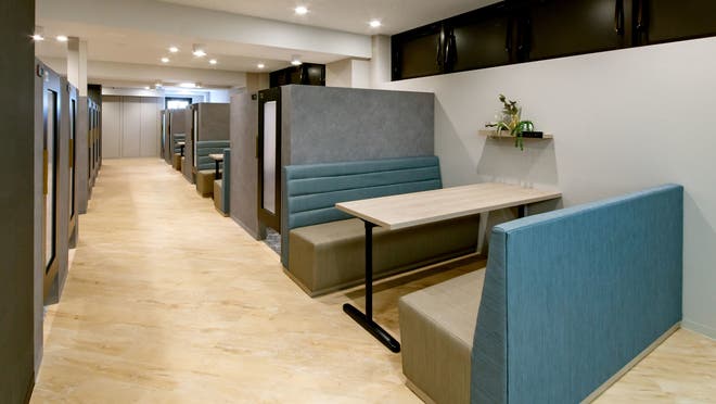 ソファ席(1~4名)No.17/【大宮駅2分】3~4月値下げ中✨24h営業✨勉強・Web会議✨フリードリンク/WiーFiの写真1