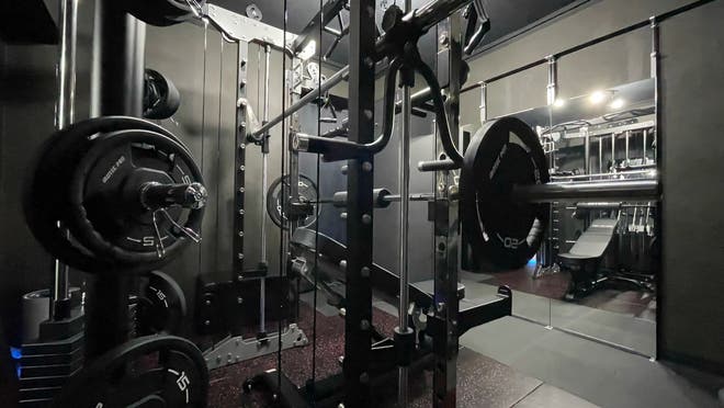 【JR目黒駅3分】✨目黒最安値✨ 駅チカ!高性能設備、清潔感のある豪華な内装、トレーニング器具充実の写真6