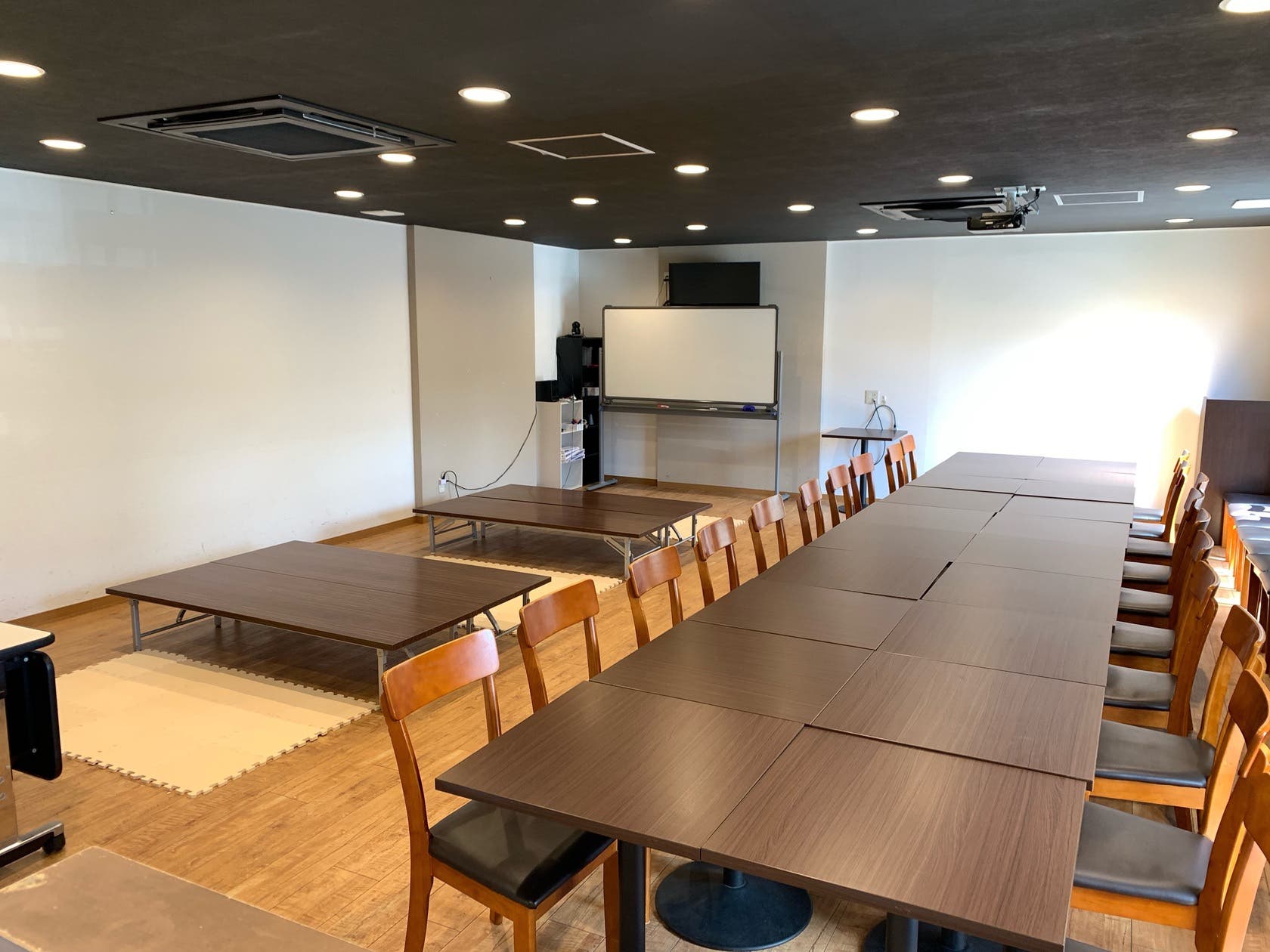 ◆駅近・徒歩3分◆飲食可◆Wi-Fi・ホワイトボード・プロジェクタ他無料備品多数◆近くにコンビニ・飲食店有りの写真6