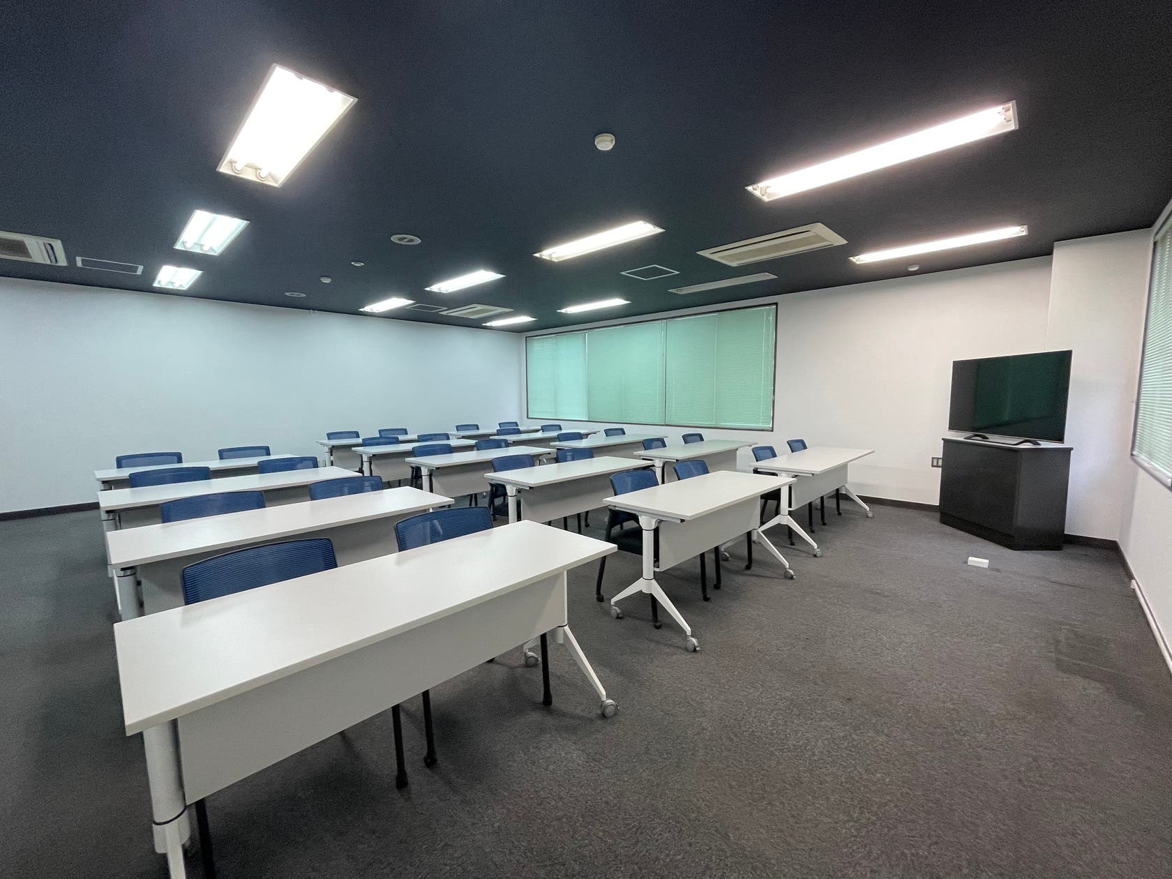 北上尾駅徒歩11分！【¥16,500/1h！無料駐車場あり！】フリードリンク付き 70名大会議室（カンファレンスルーム）の写真3