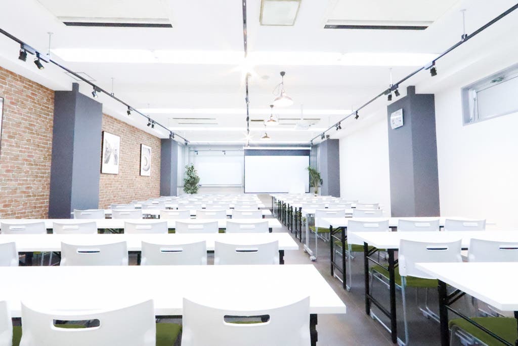 【五反田駅 徒歩1分！大型会議室！91名利用可！】高性能プロジェクター・マイク・WiFi無料！ふれあい貸し会議室 五反田No79の写真1