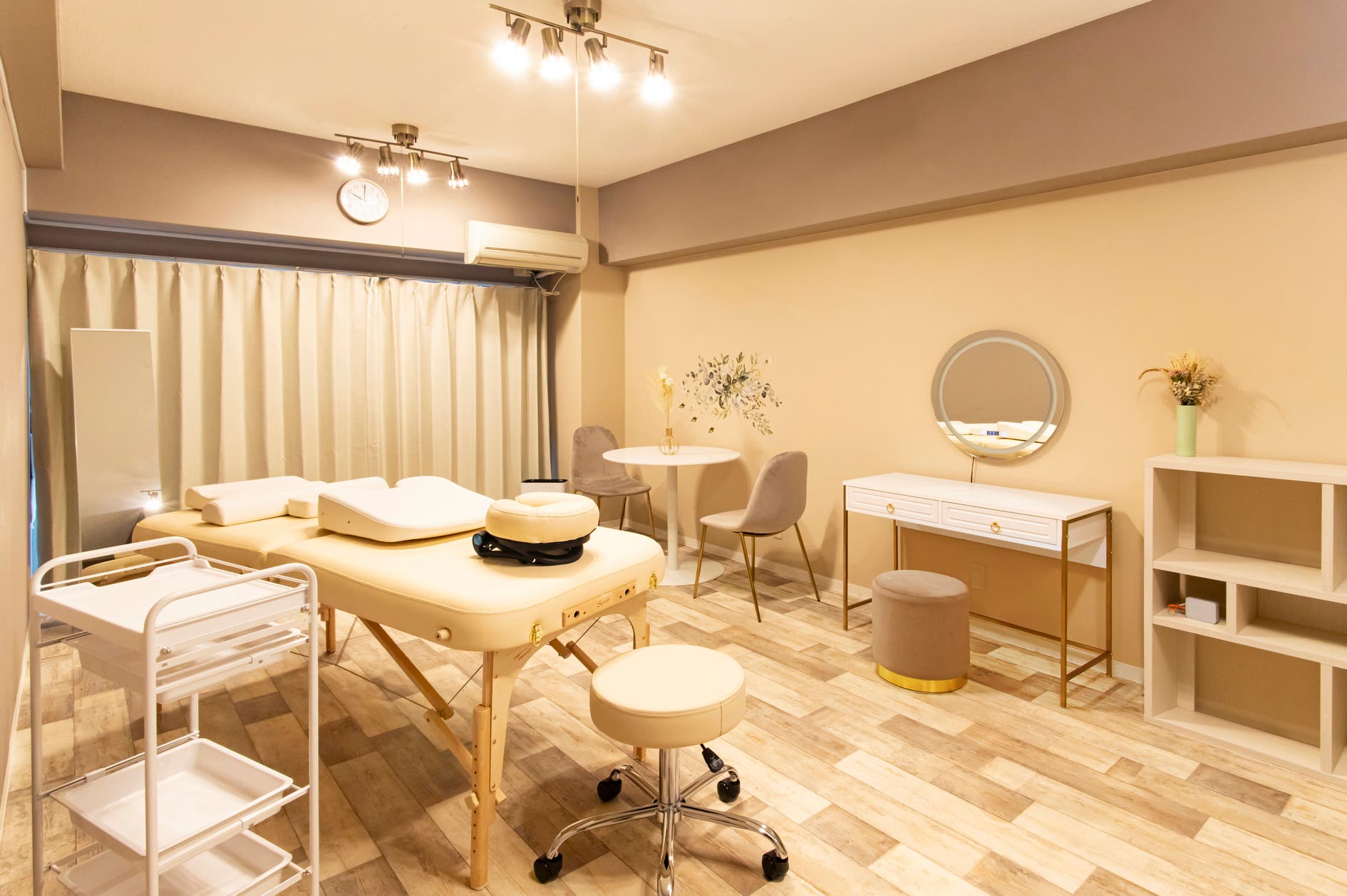 【新宿御苑前駅徒歩1分】【完全個室型レンタルサロン】エステ・整体/広々31㎡個室/即予約可能/施術台2台有/備品無料/固定光の写真4