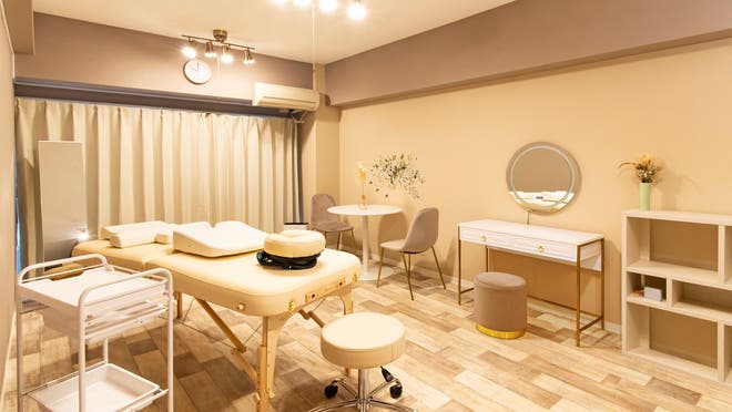 【新宿御苑前駅徒歩1分】【完全個室型レンタルサロン】エステ・整体/広々31㎡個室/即予約可能/施術台2台有/備品無料/固定光の写真4