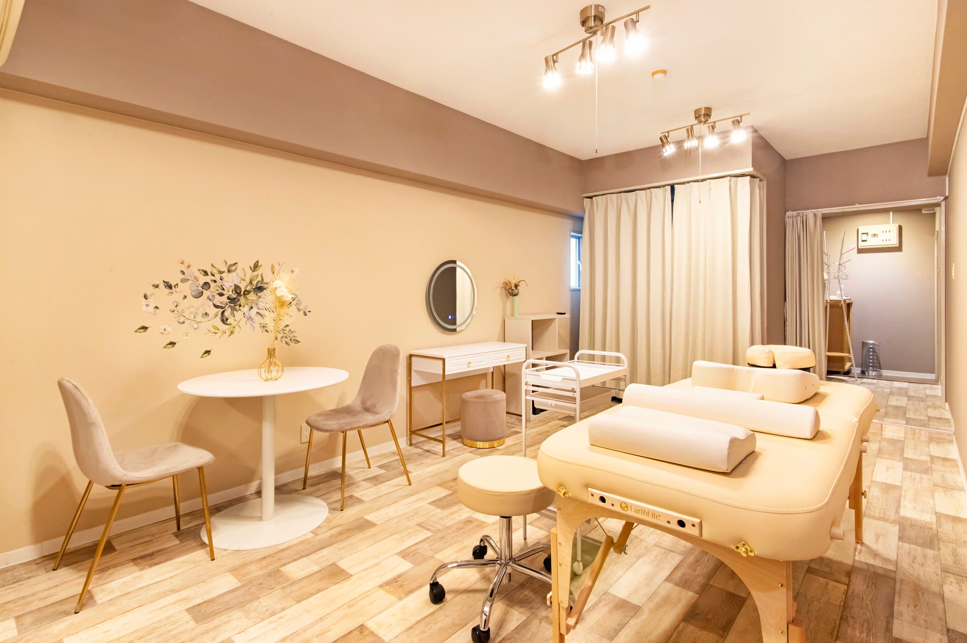 【新宿御苑前駅徒歩1分】【完全個室型レンタルサロン】エステ・整体/広々31㎡個室/即予約可能/施術台2台有/備品無料/固定光の写真6