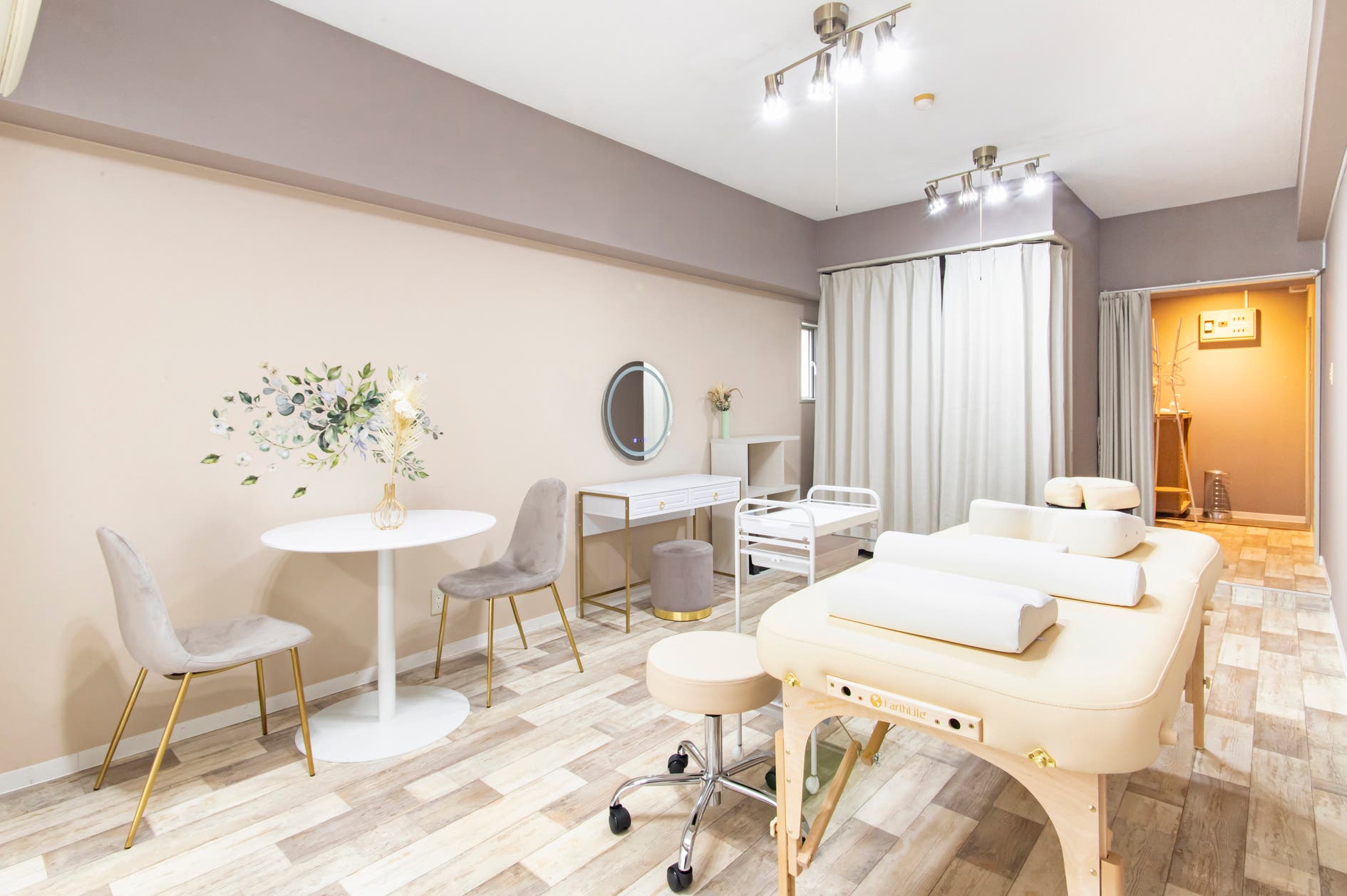 【新宿御苑前駅徒歩1分】【完全個室型レンタルサロン】エステ・整体/広々31㎡個室/即予約可能/施術台2台有/備品無料/固定光の写真5