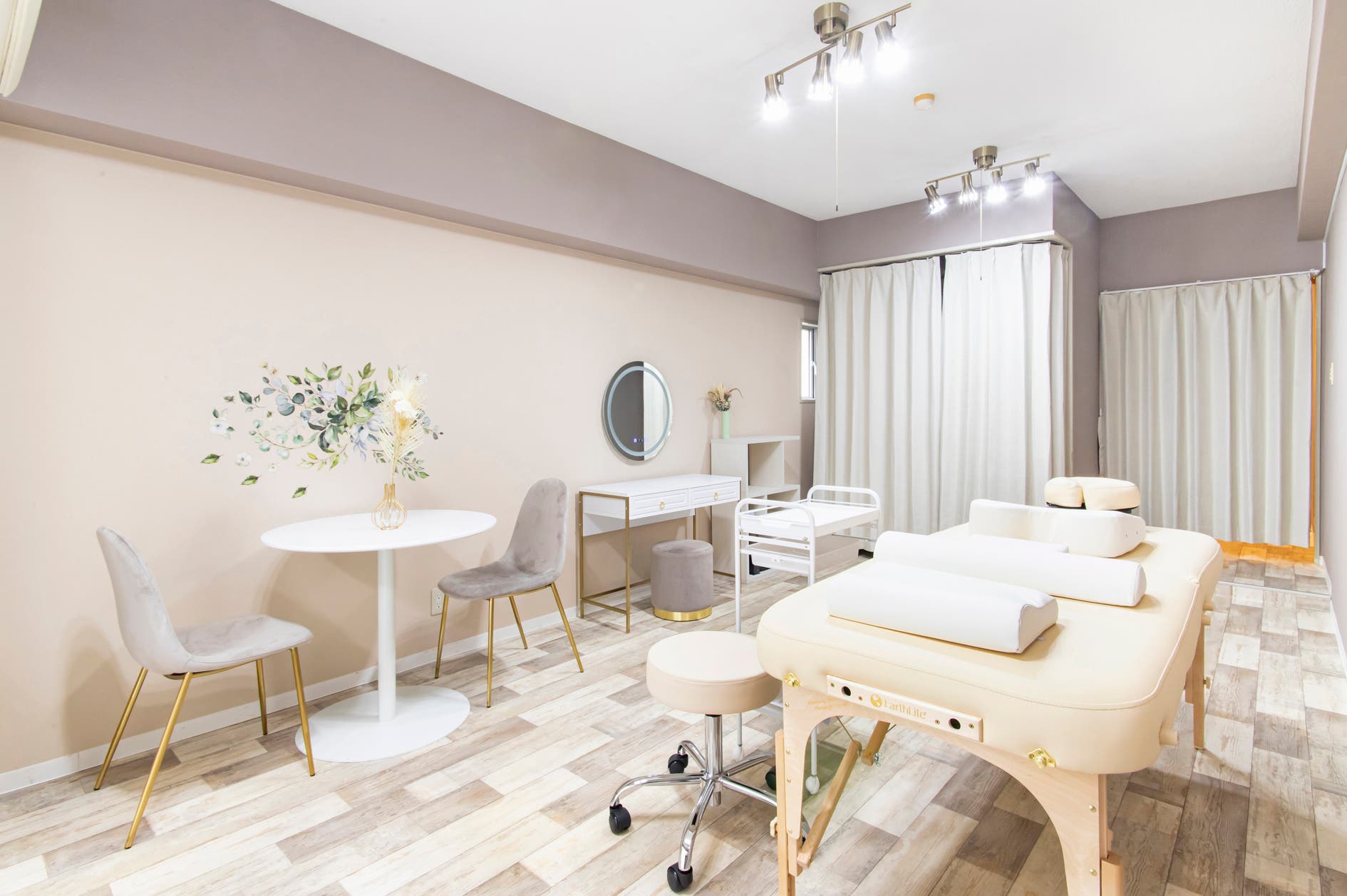 【新宿御苑前駅徒歩1分】【完全個室型レンタルサロン】エステ・整体/広々31㎡個室/即予約可能/施術台2台有/備品無料/固定光の写真7