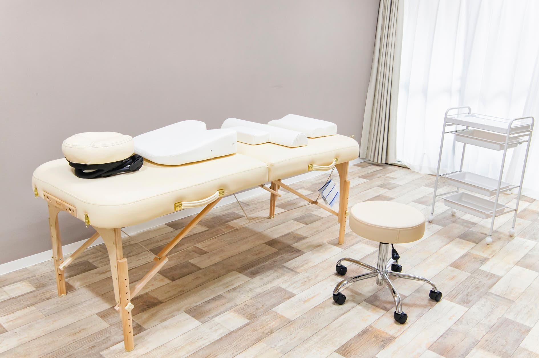 【新宿御苑前駅徒歩1分】【完全個室型レンタルサロン】エステ・整体/広々31㎡個室/即予約可能/施術台2台有/備品無料/固定光の写真9