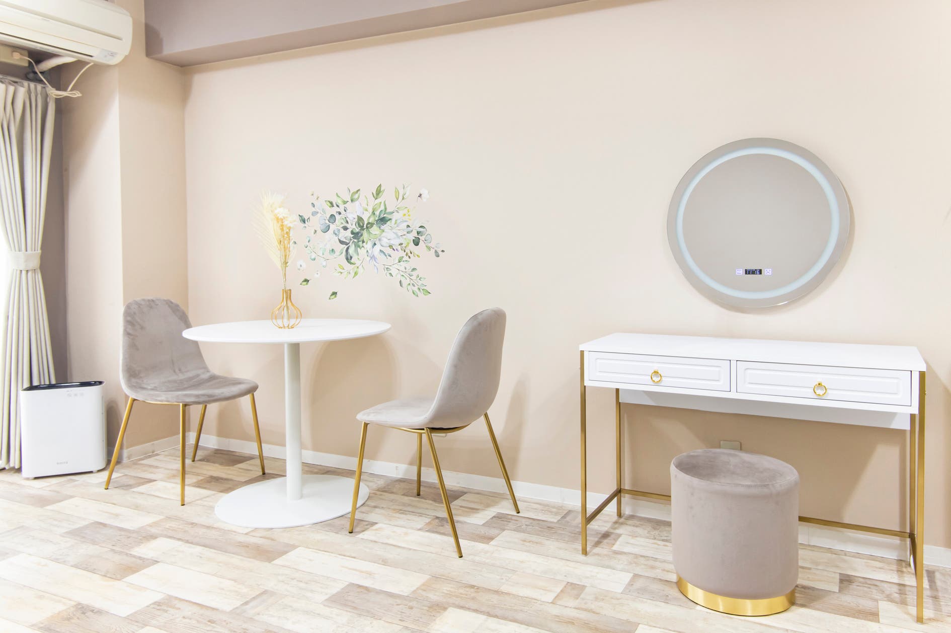 【新宿御苑前駅徒歩1分】【完全個室型レンタルサロン】エステ・整体/広々31㎡個室/即予約可能/施術台2台有/備品無料/固定光の写真8