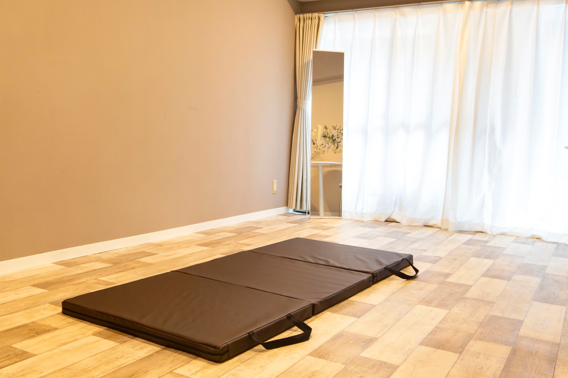 【新宿御苑前駅徒歩1分】【完全個室型レンタルサロン】エステ・整体/広々31㎡個室/即予約可能/施術台2台有/備品無料/固定光の写真13