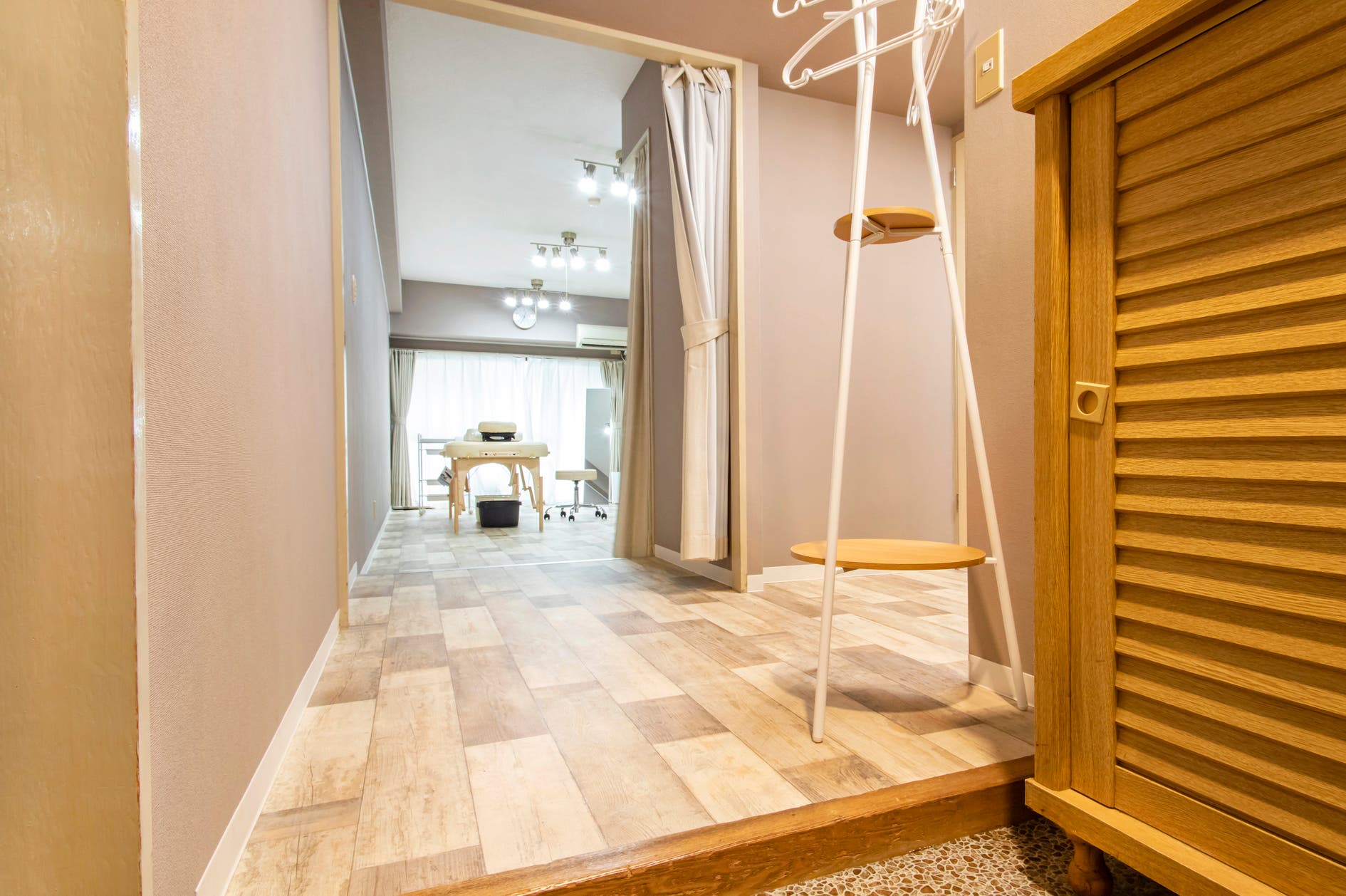 【新宿御苑前駅徒歩1分】【完全個室型レンタルサロン】エステ・整体/広々31㎡個室/即予約可能/施術台2台有/備品無料/固定光の写真22