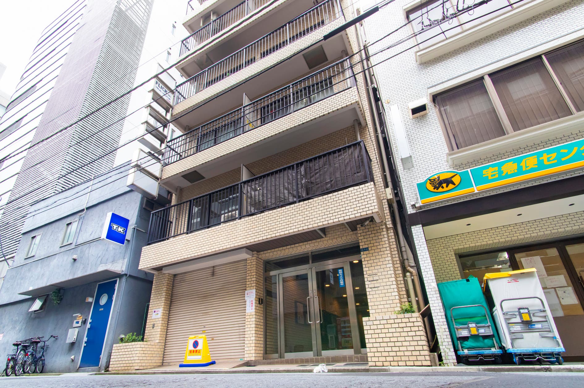 【新宿御苑前駅徒歩1分】【完全個室型レンタルサロン】エステ・整体/広々31㎡個室/即予約可能/施術台2台有/備品無料/固定光の写真26