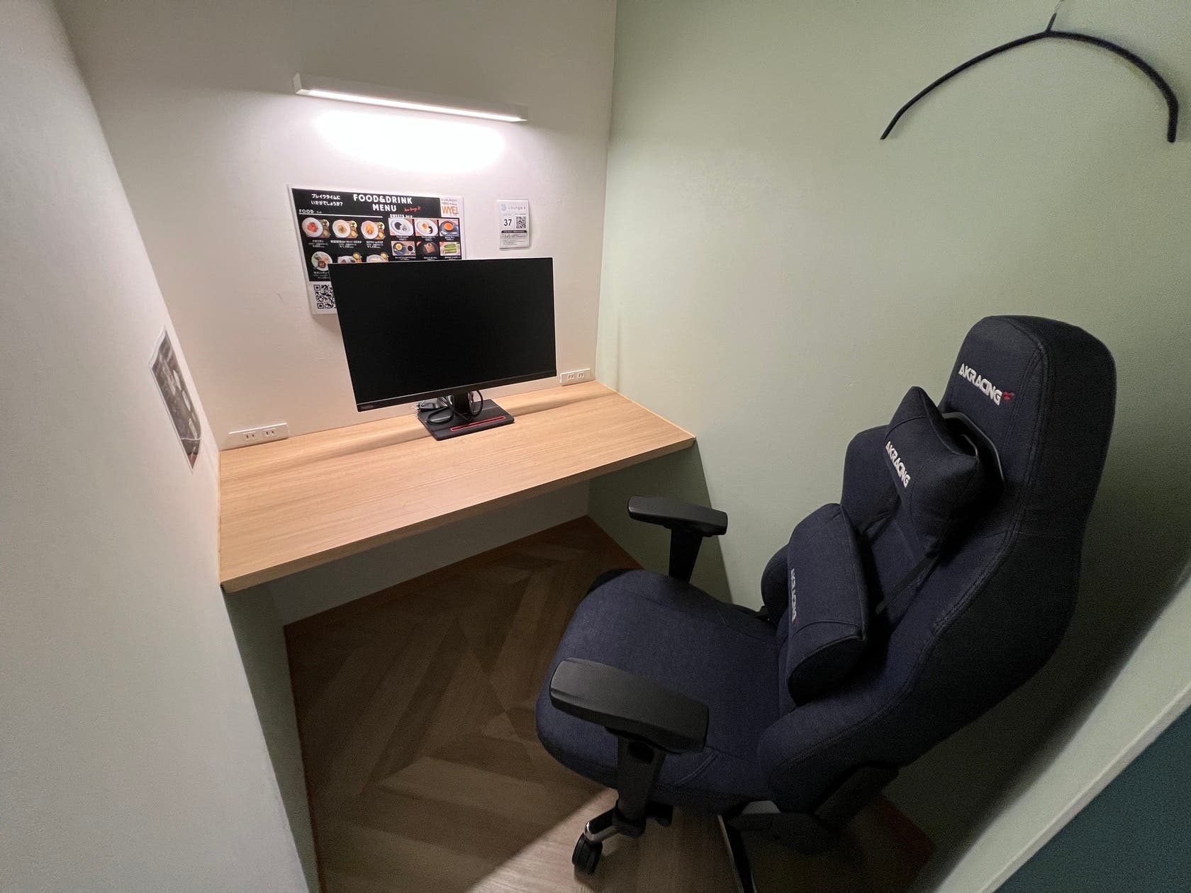 【新宿駅直結】1時間880円!オンライン会議可能！モニター・ロールカーテン付き1名用半個室（Room6）の写真2