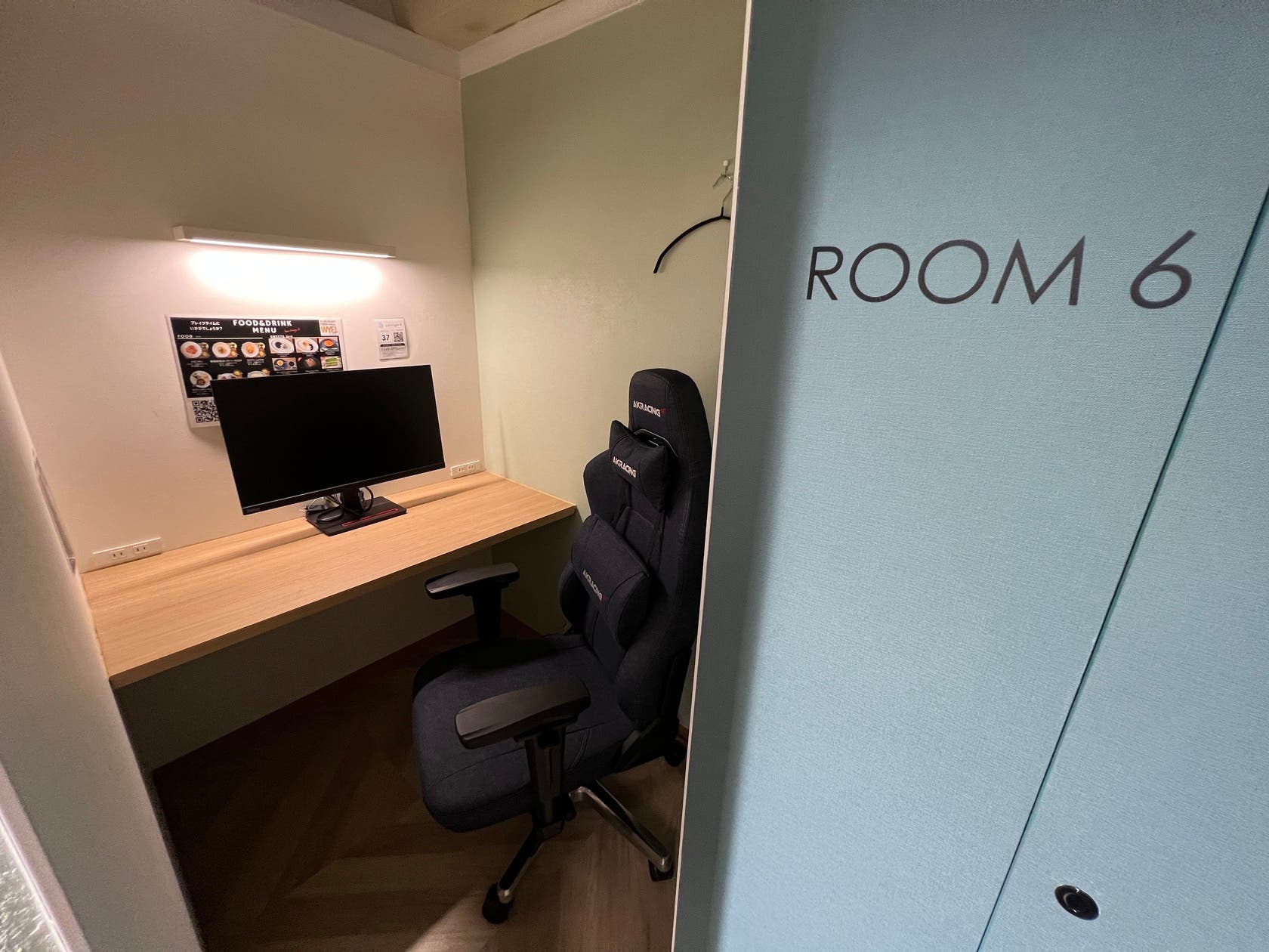 【新宿駅直結】1時間880円!オンライン会議可能！モニター・ロールカーテン付き1名用半個室（Room6）の写真1