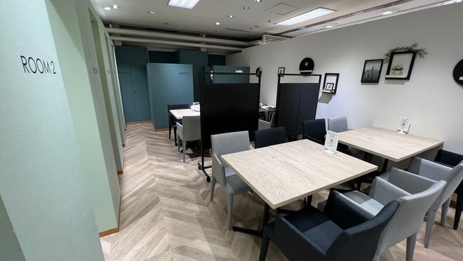 【新宿駅直結】1時間880円!オンライン会議可能!モニター・ロールカーテン付き1名用半個室(Room6)の写真7