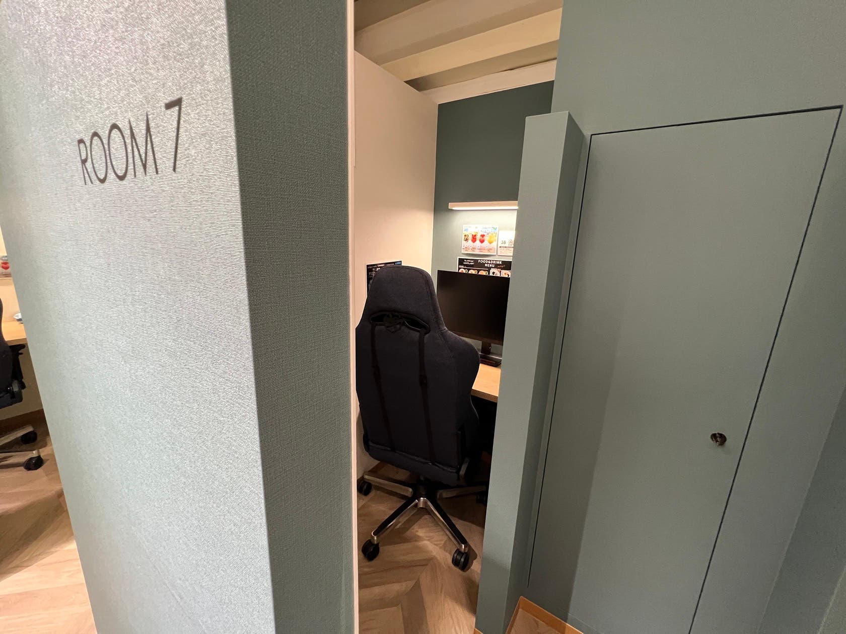 【新宿駅直結】オンライン会議可能！モニター付き1名用半個室（Room7）の写真3