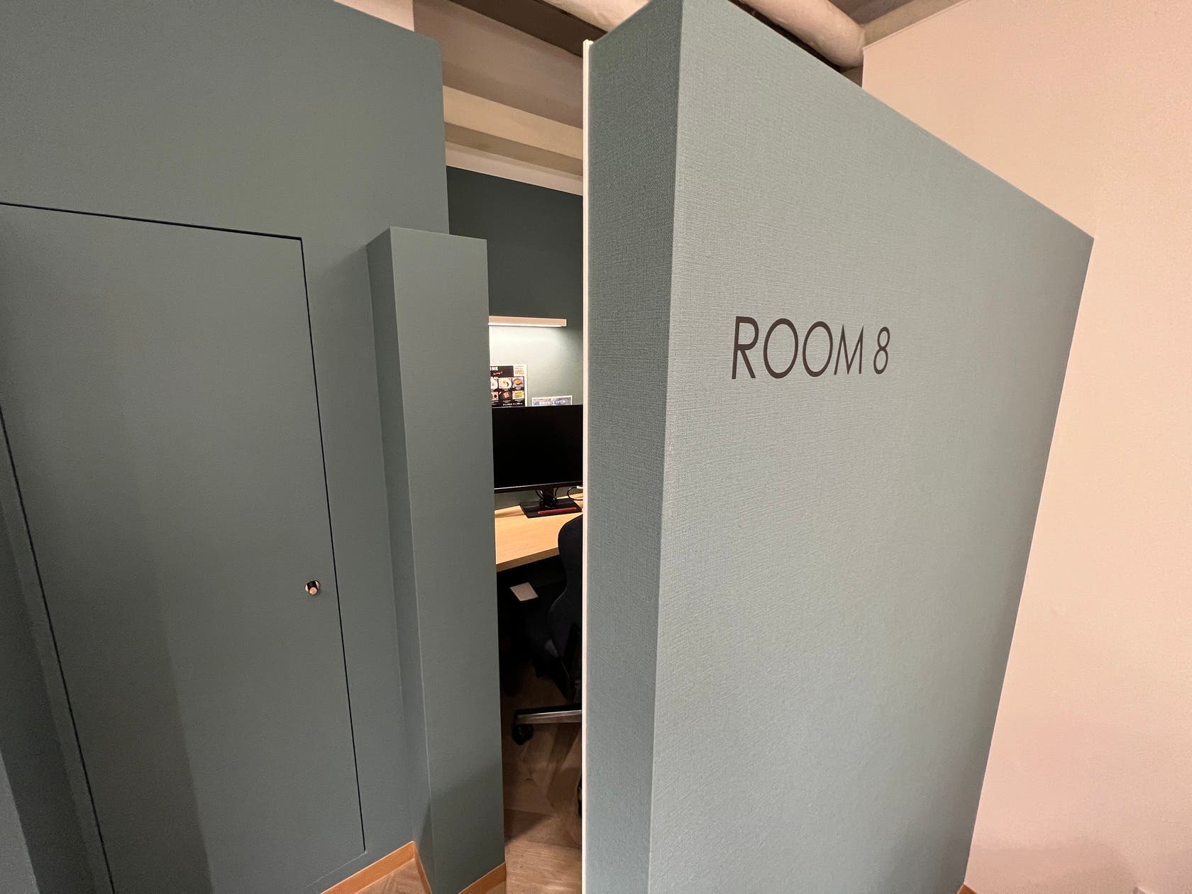 【新宿駅直結】モニター付きオンライン会議可能！1名用半個室（Room8）の写真3