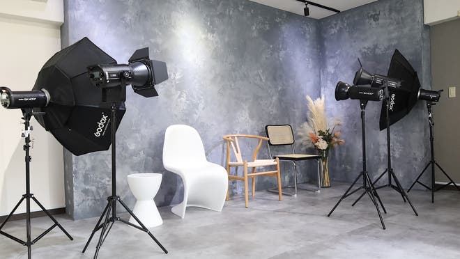 【東銀座駅1分】大型L字漆喰壁、対談動画配信、商品・動画撮影、ウェディング、家族、マタニティ、自然光3面、背景5、移動式パネルの写真1