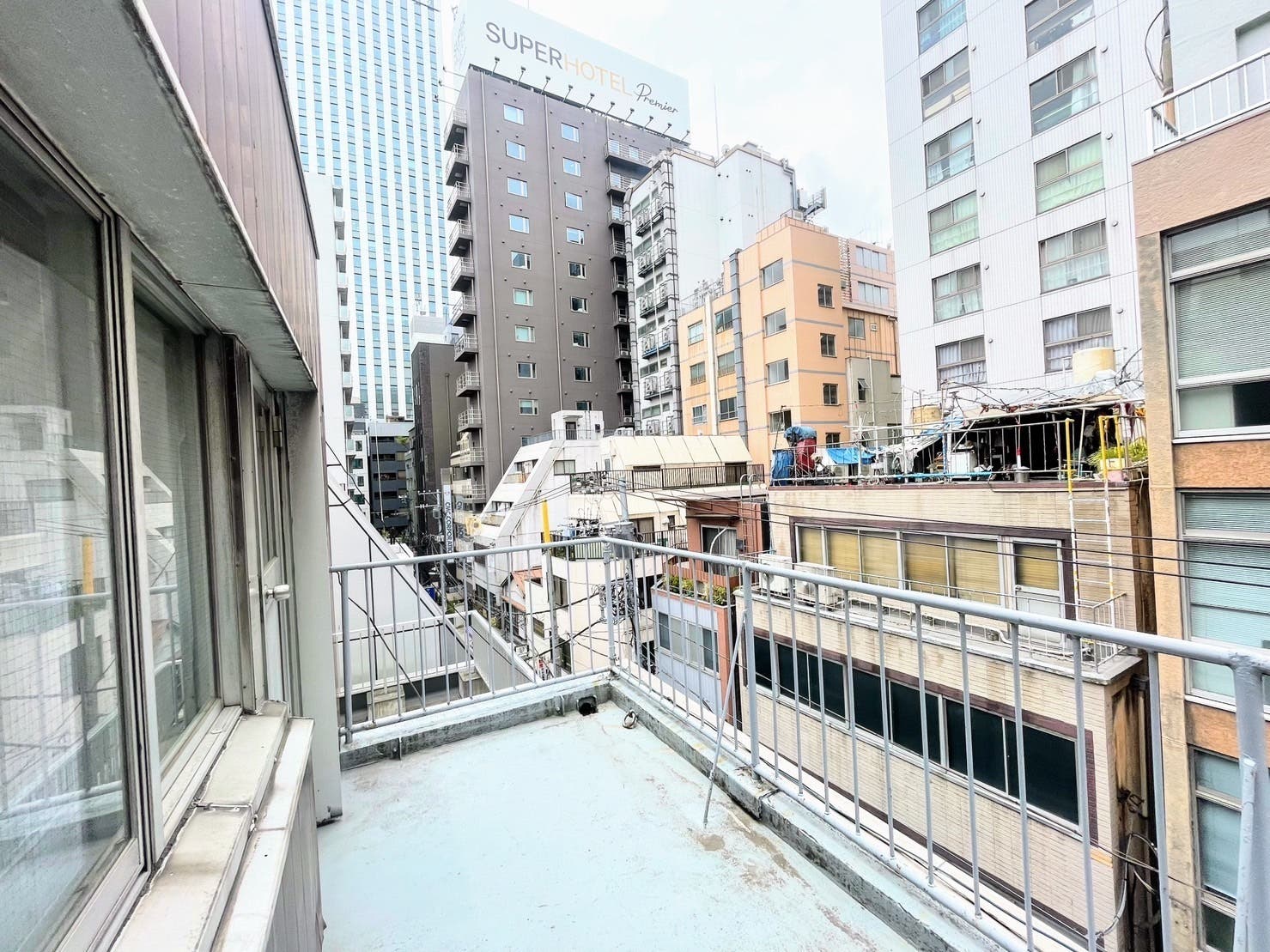 【東銀座駅1分】大型Ｌ字漆喰壁、対談動画配信、商品・動画撮影、ウェディング、家族、マタニティ、自然光3面、背景5、移動式パネルの写真30